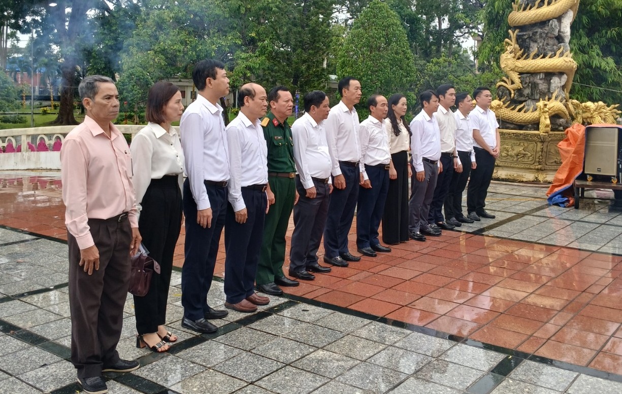 ĐOÀN ĐẠI BIỂU TỈNH THANH HÓA ĐẾN DÂNG HƯƠNG VIẾNG CÁC ANH HÙNG LIỆT SĨ TẠI NGHĨA TRANG LIỆT SĨ ...